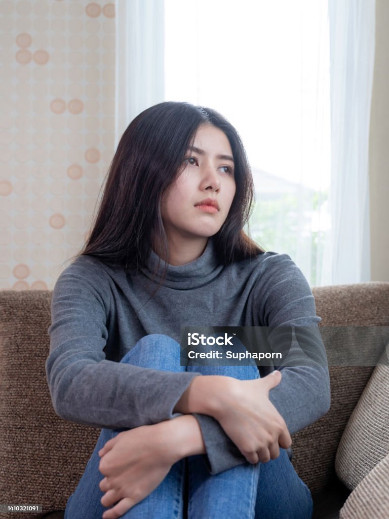 Wanita Muda Cantik Asia Yang Tidak Bahagia Duduk Sendirian Di Sofa