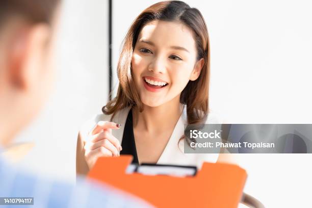 Karyawan Wanita Muda Asia Yang Cantik Adalah Saat Wawancara Kerja ... Karyawan Wanita Muda Asia Yang Cantik Adalah Saat Wawancara Kerja ...