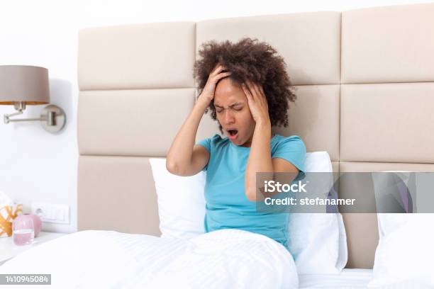 Potret Seorang Wanita Kulit Hitam Yang Menarik Di Tempat Tidur Di Rumah ... Potret Seorang Wanita Kulit Hitam Yang Menarik Di Tempat Tidur Di Rumah ...