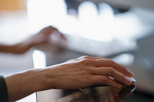 Bidikan Closeup Tangan Wanita Mengetik Di Keyboard Komputer Yang ... Bidikan Closeup Tangan Wanita Mengetik Di Keyboard Komputer Yang ...