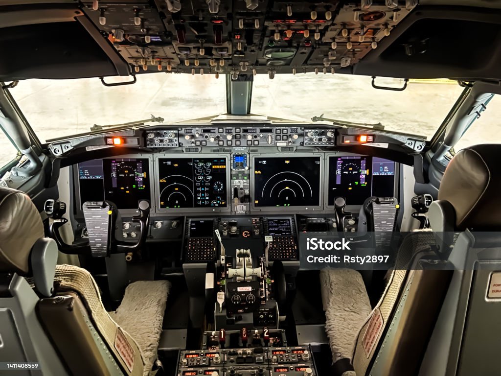 Aircraft Cockpit Of Boeing 737 800 Max Stockfoto En Meer Beelden Van