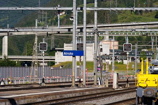 Foto De Estação Ferroviária Airolo Canton Ticino Com Trilhos