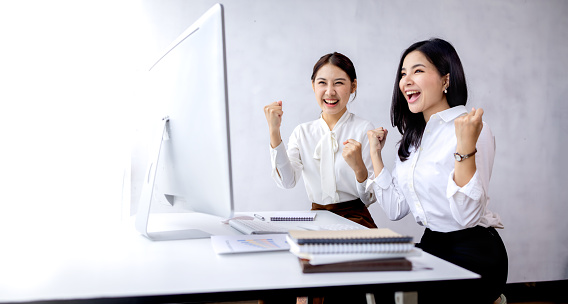 Senang Bersemangat Tim Bisnis Muda Asia Rekan Kerja Kreatif Di Kantor