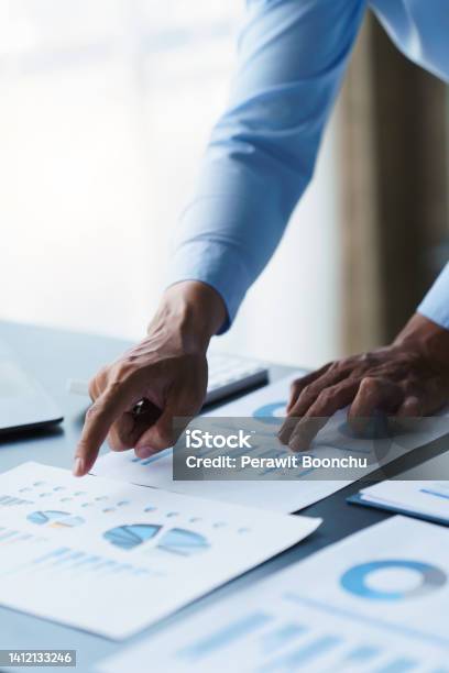 Plan De Hacer Análisis Del Hombre De Negocios Contador Calcular Informe ... Plan De Hacer Análisis Del Hombre De Negocios Contador Calcular Informe ...