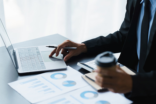 Plan De Hacer Análisis Del Hombre De Negocios Contador Calcular Informe ... Plan De Hacer Análisis Del Hombre De Negocios Contador Calcular Informe ...