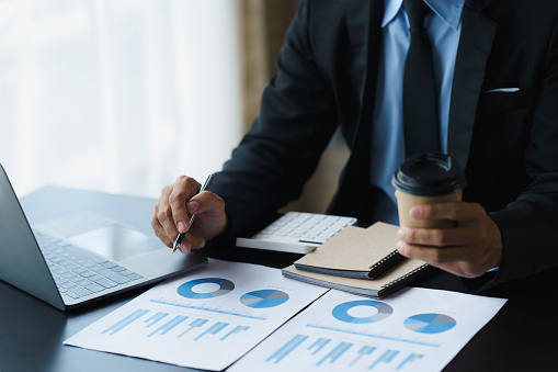 Plan De Hacer Análisis Del Hombre De Negocios Contador Calcular Informe ... Plan De Hacer Análisis Del Hombre De Negocios Contador Calcular Informe ...