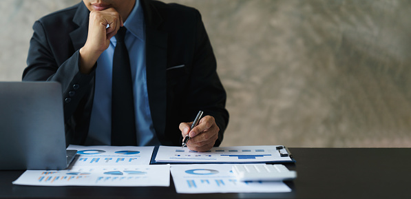 Plan De Hacer Análisis Del Hombre De Negocios Contador Calcular Informe ... Plan De Hacer Análisis Del Hombre De Negocios Contador Calcular Informe ...