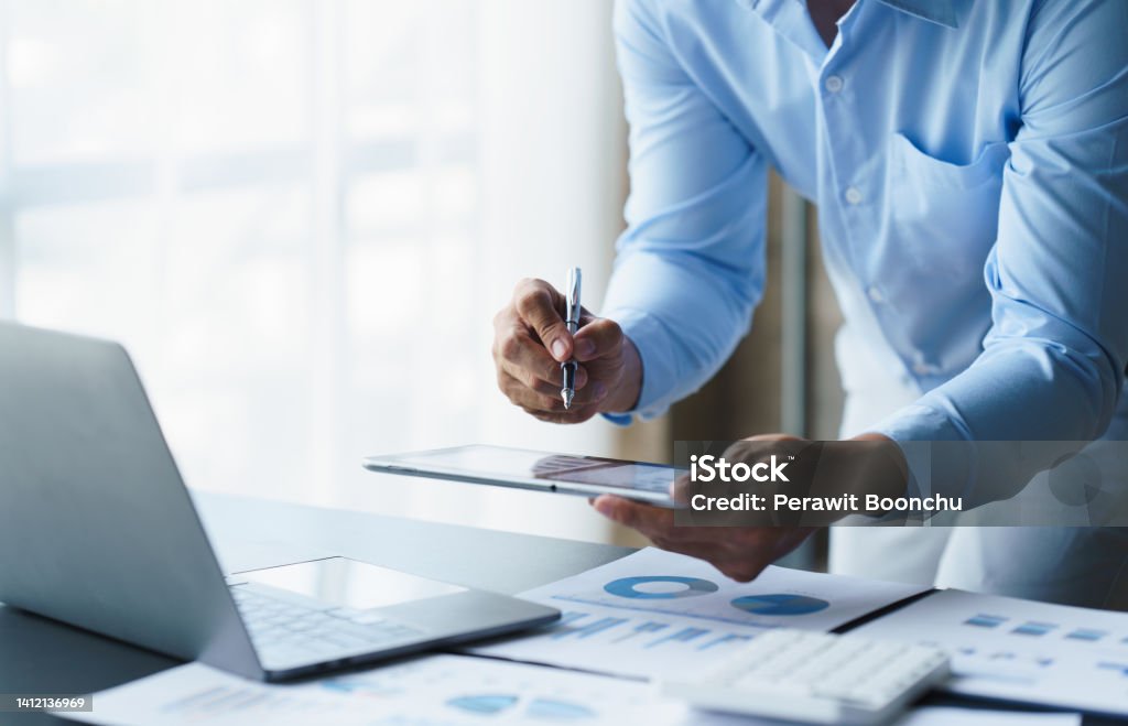 Plan De Hacer Análisis Del Hombre De Negocios Contador Calcular Informe ... Plan De Hacer Análisis Del Hombre De Negocios Contador Calcular Informe ...