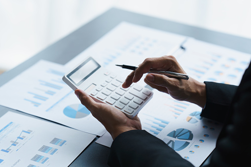 Plan De Hacer Análisis Del Hombre De Negocios Contador Calcular Informe ... Plan De Hacer Análisis Del Hombre De Negocios Contador Calcular Informe ...