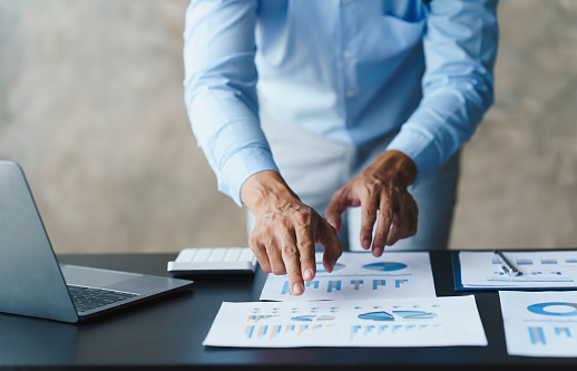 Plan De Hacer Análisis Del Hombre De Negocios Contador Calcular Informe ... Plan De Hacer Análisis Del Hombre De Negocios Contador Calcular Informe ...