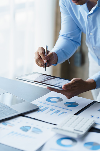 Plan De Hacer Análisis Del Hombre De Negocios Contador Calcular Informe ... Plan De Hacer Análisis Del Hombre De Negocios Contador Calcular Informe ...