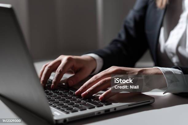 Pengusaha Wanita Mengetik Pembaruan Terbaru Pada Keyboard Lap Top Di