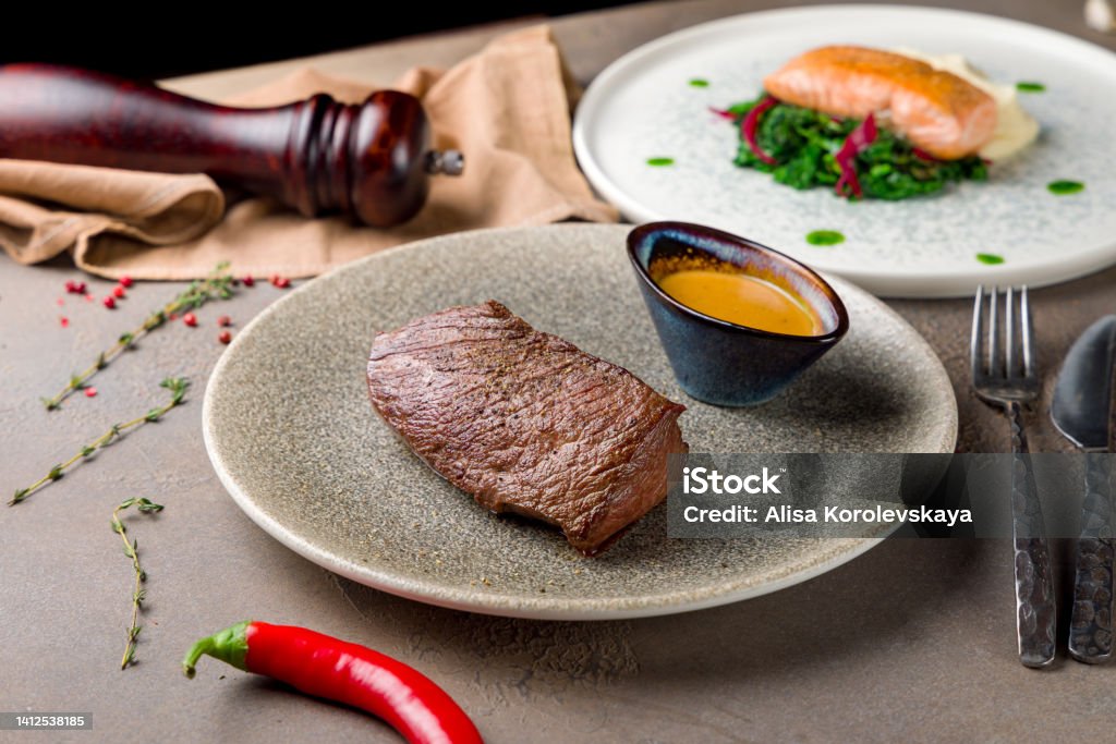 Steak Daging Sapi Panggang Salmon Dengan Bayam Di Atas Meja Cokelat