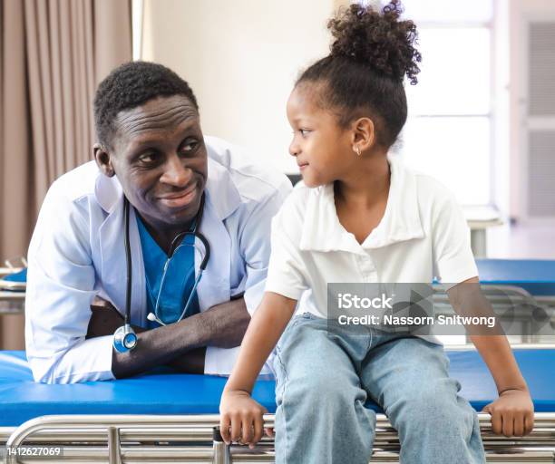Pasien Anak Duduk Di Ranjang Rumah Sakit Bersama Dokter Afrika Untuk ... Pasien Anak Duduk Di Ranjang Rumah Sakit Bersama Dokter Afrika Untuk ...