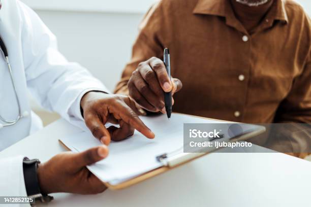 Dokter Dan Pasien Duduk Dan Berbicara Pada Pemeriksaan Medis Di Kantor ... Dokter Dan Pasien Duduk Dan Berbicara Pada Pemeriksaan Medis Di Kantor ...