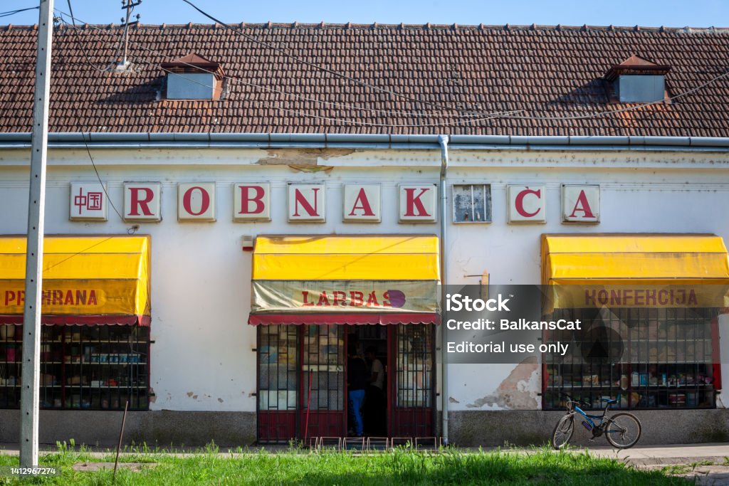 Foto de Fachada Principal De Um Kineska Robna Kuca Na Sérvia Uma ... Foto de Fachada Principal De Um Kineska Robna Kuca Na Sérvia Uma ...
