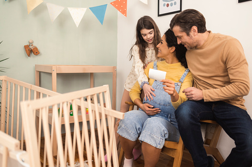 Photo Libre De Droit De Femme Enceinte Heureuse Qui Samuse Avec Sa Fille Et Son Mari Banque D