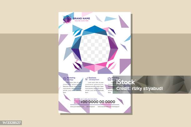 Templat Desain Sampul Poligonal Segitiga Abstrak Dalam Tata Letak