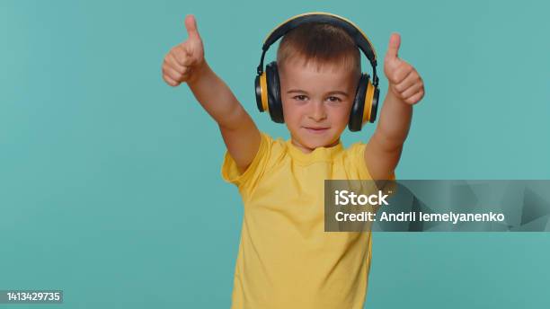 Anakanak Balita Kecil Yang Bahagia Anak Lakilaki Mendengarkan Musik ... Anakanak Balita Kecil Yang Bahagia Anak Lakilaki Mendengarkan Musik ...