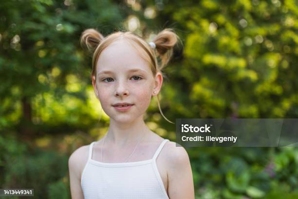 Photo Libre De Droit De Portrait Dune Fille Rousse Avec Des Taches De