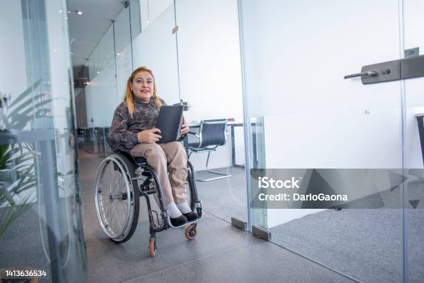 Wanita Di Kursi Roda Di Kantor Foto Stok - Unduh Gambar Sekarang ... Wanita Di Kursi Roda Di Kantor Foto Stok - Unduh Gambar Sekarang ...