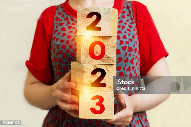 Closeup Wanita Memegang 2023 Di Atas Kubus Kayu Template Kartu Ucapan ... Closeup Wanita Memegang 2023 Di Atas Kubus Kayu Template Kartu Ucapan ...