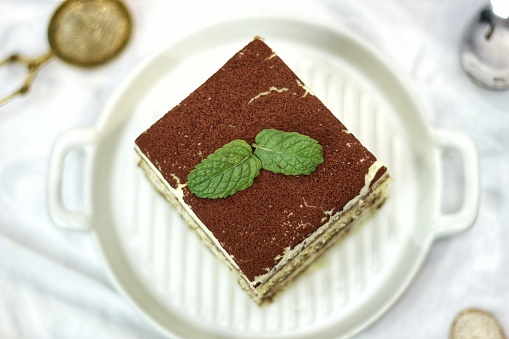 Irisan Kue Tiramisu Di Atas Piring Putih Kue Buatan Sendiri Yang Lezat Dan Manis Kue Berlapis