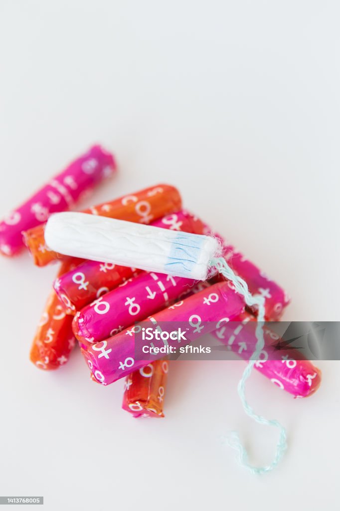 Tampon Merah Muda Dan Oranye Dan Satu Tampon Terbuka Konsep Kebersihan ... Tampon Merah Muda Dan Oranye Dan Satu Tampon Terbuka Konsep Kebersihan ...