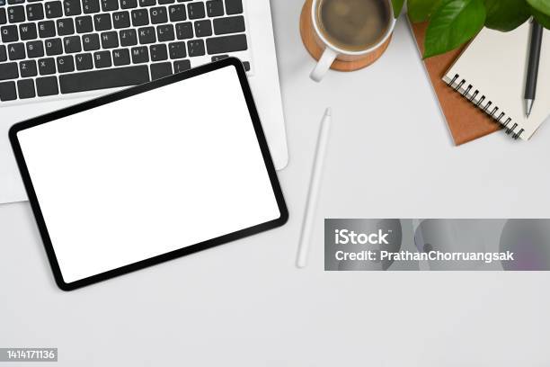 Tampilan Atas Tablet Digital Dengan Layar Kosong Laptop Cangkir Kopi