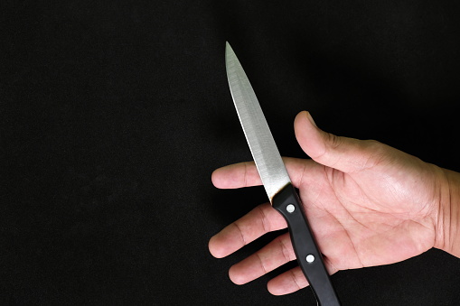 어두운 검은 배경에 칼을 들고 있는 인간의 손 살인 살인자 및 자살 개념 칼 사용 범죄에 대한 스톡 사진 및 기타 이미지 칼