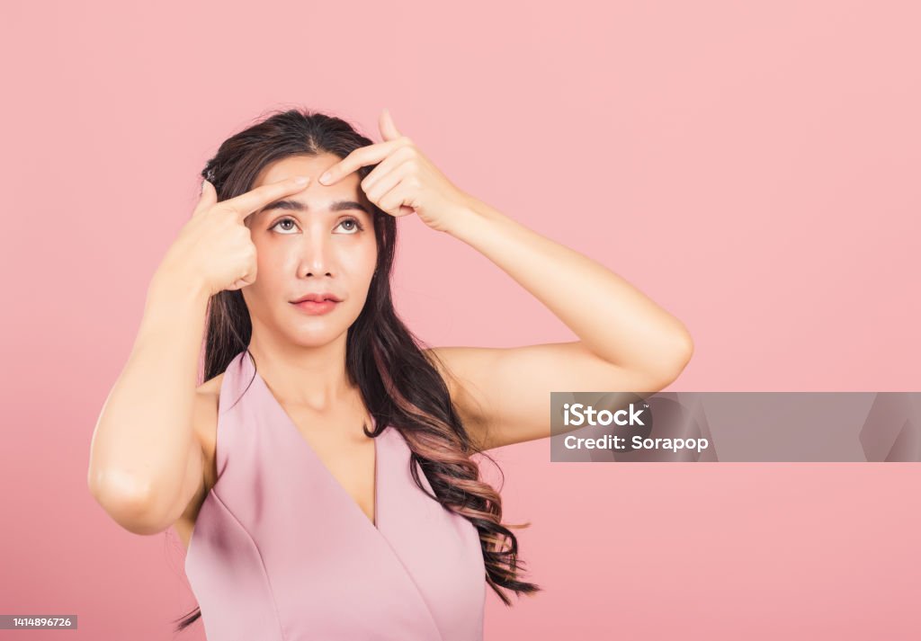 Mujer Que Tiene Problemas Para La Piel Exprimiendo Espinillas En Su ... Mujer Que Tiene Problemas Para La Piel Exprimiendo Espinillas En Su ...