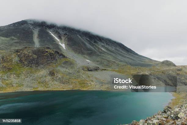 Pemandangan Dramatis Punggungan Gunung Dengan Danau Glasial Biru ... Pemandangan Dramatis Punggungan Gunung Dengan Danau Glasial Biru ...