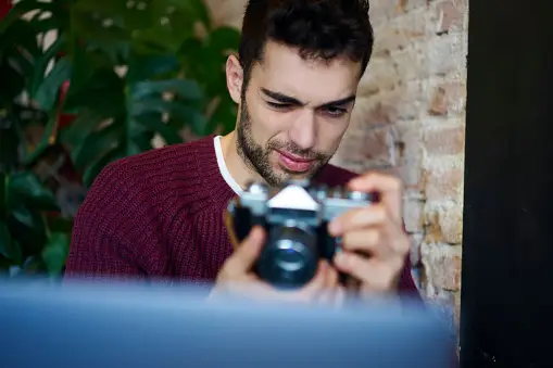 Photographer Taking A Candid Photo Immagini Scarica Immagini Gratuite