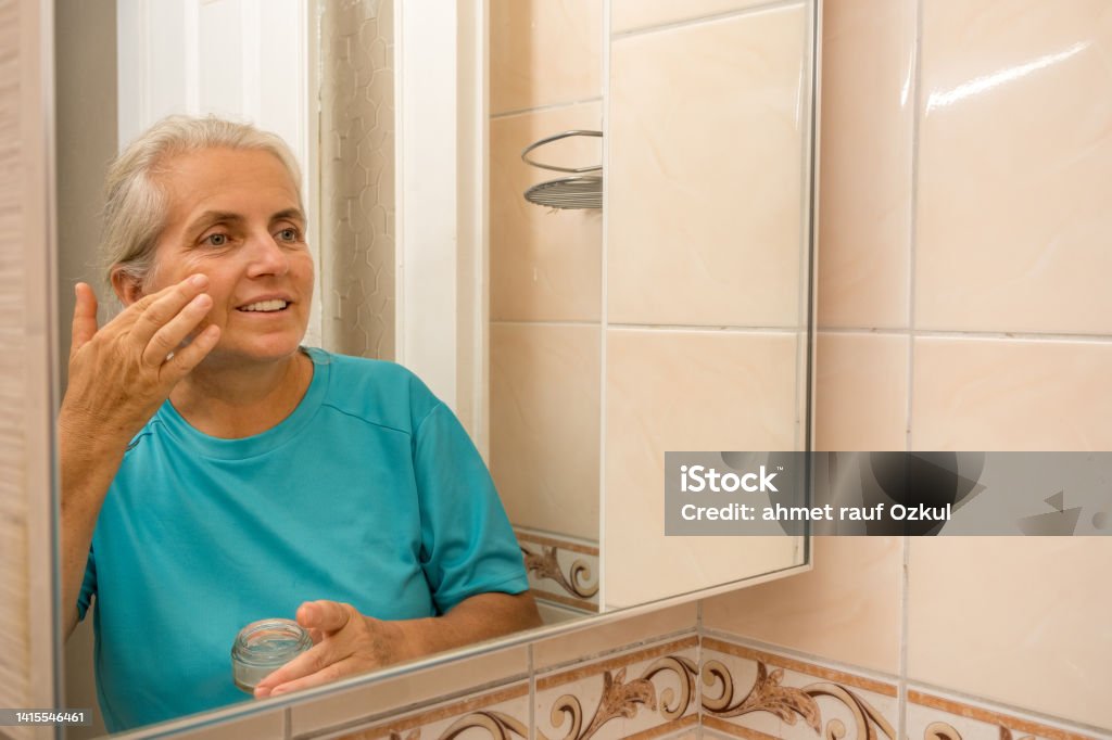 Mujer Mayor Que Se Aplica Crema De Gel En Su Cara Cuidado Personal De Rutina Foto De Stock Y Más