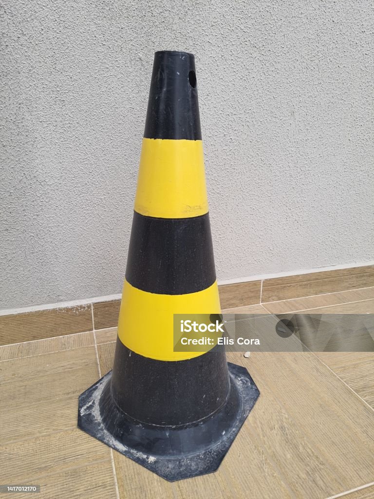 Kerucut Lalu Lintas Kerucut Lalu Lintas Jalan Hitam Dengan Garisgaris ... Kerucut Lalu Lintas Kerucut Lalu Lintas Jalan Hitam Dengan Garisgaris ...
