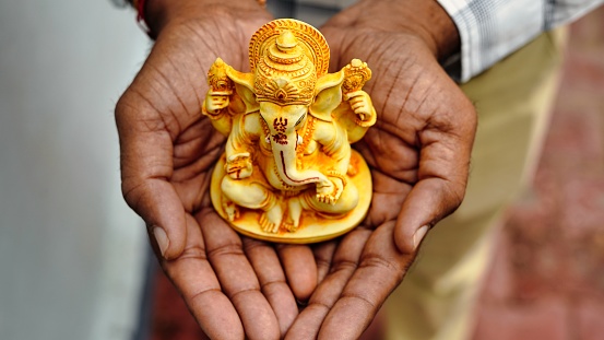 Tangan Memegang Patung Dewa Ganesha Dengan Latar Belakang Telapak ... Tangan Memegang Patung Dewa Ganesha Dengan Latar Belakang Telapak ...