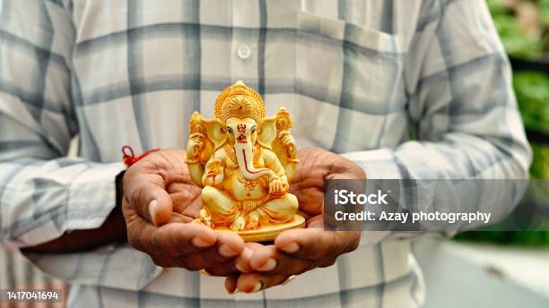 Tangan Memegang Patung Dewa Ganesha Dengan Latar Belakang Telapak ... Tangan Memegang Patung Dewa Ganesha Dengan Latar Belakang Telapak ...