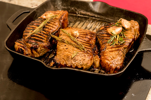 Memanggang Steak Daging Sapi Sirloin Strip New York Dengan Rosemary Dan