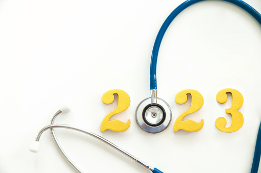 Frohes Neues Jahr 2023 Goldene Zahlen 2023 Mit Stethoskop Auf Weißem ... Frohes Neues Jahr 2023 Goldene Zahlen 2023 Mit Stethoskop Auf Weißem ...
