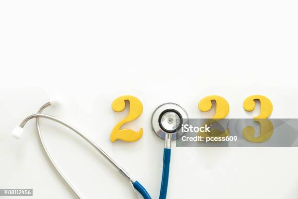 Frohes Neues Jahr 2023 Goldene Zahlen 2023 Mit Stethoskop Auf Weißem ... Frohes Neues Jahr 2023 Goldene Zahlen 2023 Mit Stethoskop Auf Weißem ...