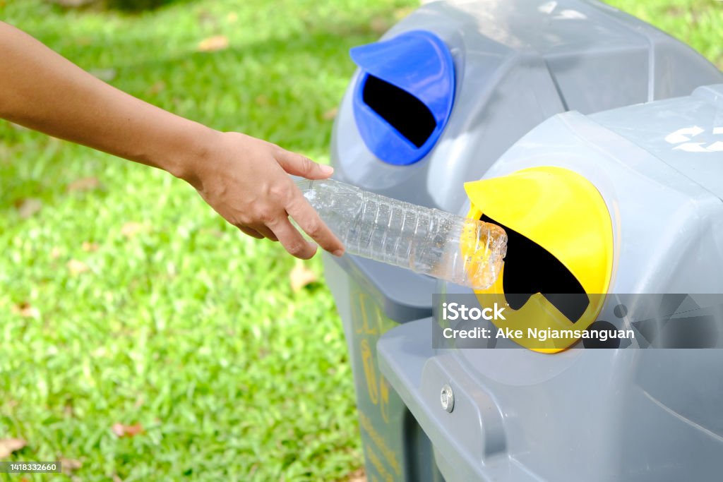 Foto De Por Favor Descarte A Garrafa De Plástico No Tanque Um Homem