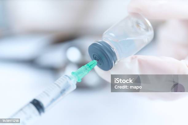Tangan Dokter Mengisap Obat Injeksi Dari Botol Botol Foto Stok Unduh