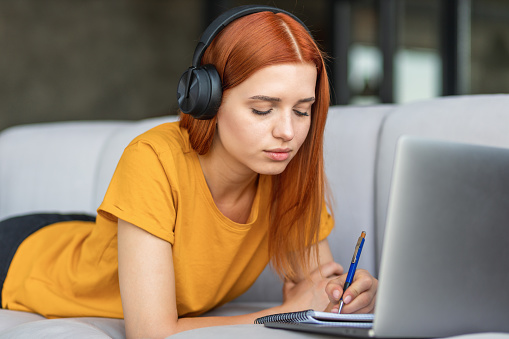 Pembelajaran Jarak Jauh Pendidikan Online Siswa Perempuan Muda Terkonsentrasi Di Headphone
