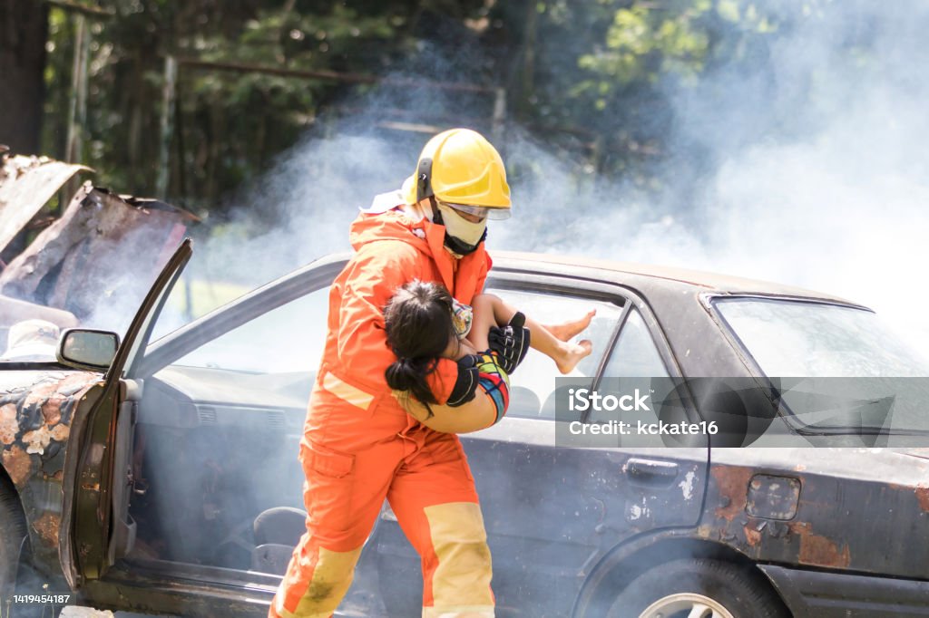 Photo Libre De Droit De Pompier Pour Sauver La Fille Dans Le Feu Et La