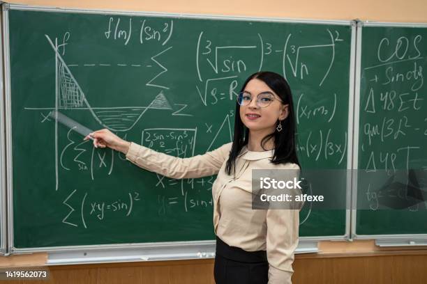 Guru Wanita Cantik Muda Menulis Di Papan Tulis Menyelesaikan Persamaan