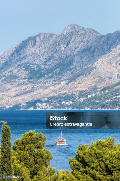 Pantai Kroasia Dengan Kapal Di Laut Adriatik Dekat Kota Brela Di Makarska Riviera Dalmatia