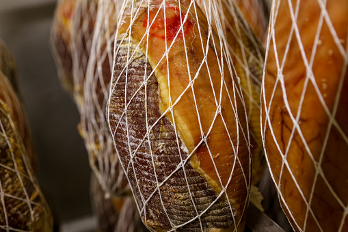 Photo Libre De Droit De Les Différentes Étapes De La Production De Prosciutto Dans Lentrepôt