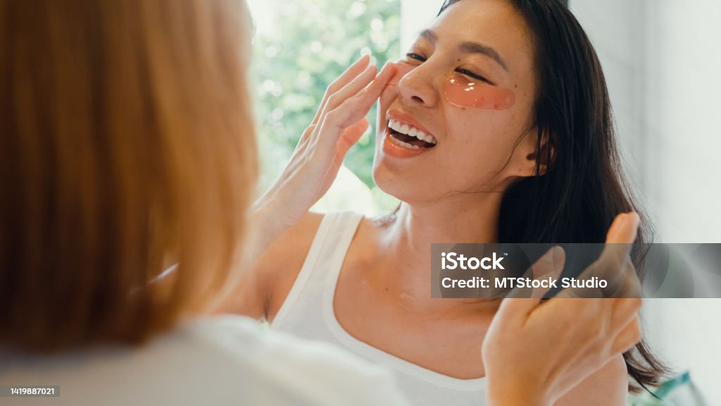 Wanita Muda Cantik Asia Lgbtq Pasangan Wanita Di Kamar Mandi Gadisgadis
