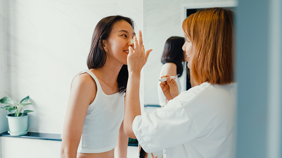 Wanita Muda Cantik Asia Lgbtq Pasangan Wanita Di Kamar Mandi Gadisgadis