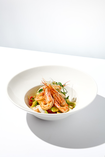 Makanan Elegan Salad Dengan Udang Dan Alpukat Di Atas Meja Putih Dengan